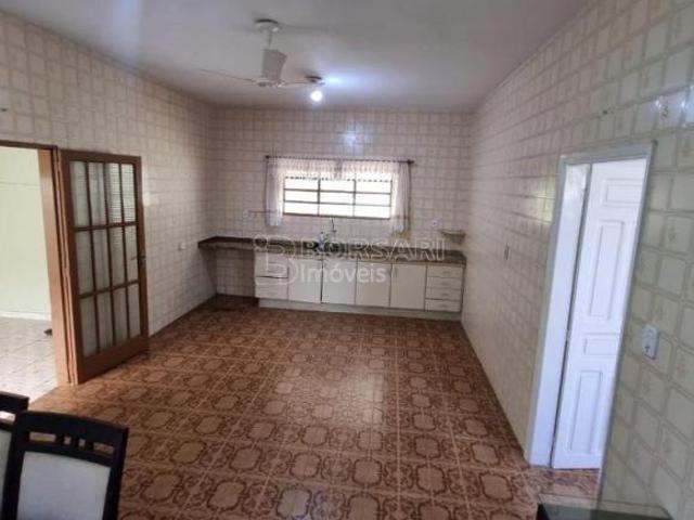 Casa para venda em Centro de 180.00m² com 2 Quartos e 3 Garagens