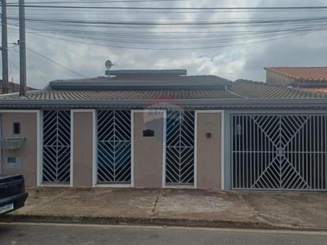 Casa para venda em Centro de 180.00m² com 2 Quartos e 3 Garagens