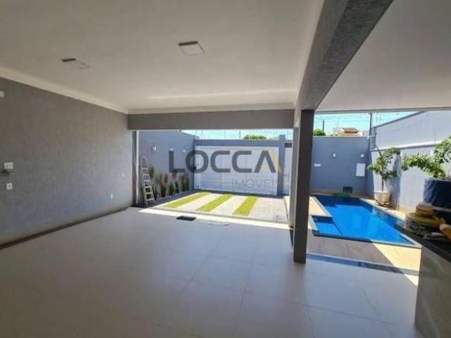Casa para venda em Centro de 187.00m² com 3 Quartos, 1 Suite e 4 Garagens