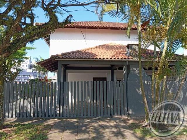 Casa para venda em Centro de 190.00m² com 5 Quartos, 1 Suite e 5 Garagens