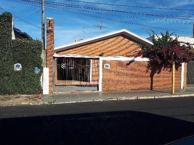 Casa para venda em Centro de 191.00m² com 3 Quartos, 1 Suite e 2 Garagens
