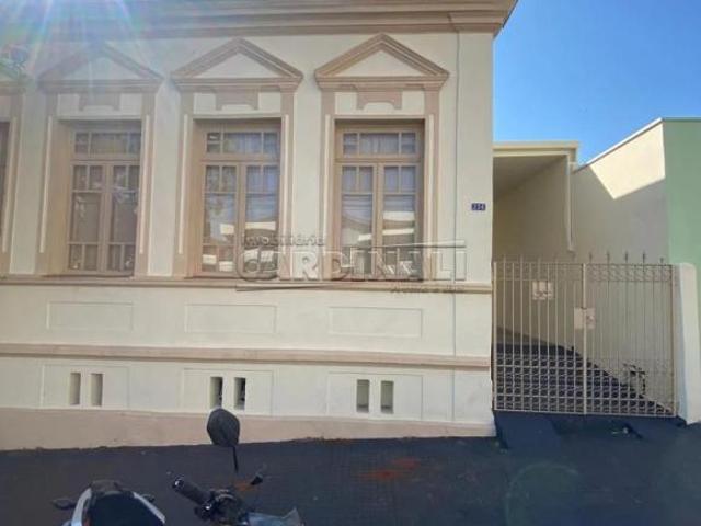 Casa para venda em Centro de 110.00m² com 3 Quartos e 4 Garagens