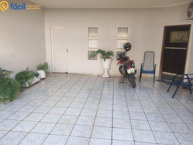 Casa para venda em Centro de 242.00m² com 3 Quartos, 1 Suite e 2 Garagens