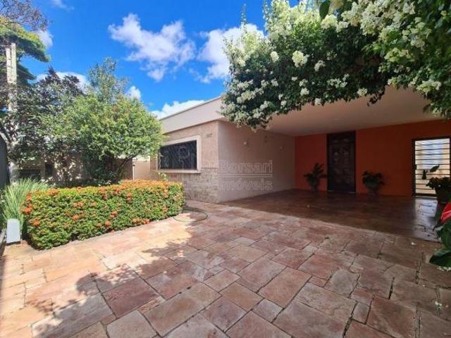 Casa para venda em Centro de 242.00m² com 4 Quartos, 2 Suites e 4 Garagens