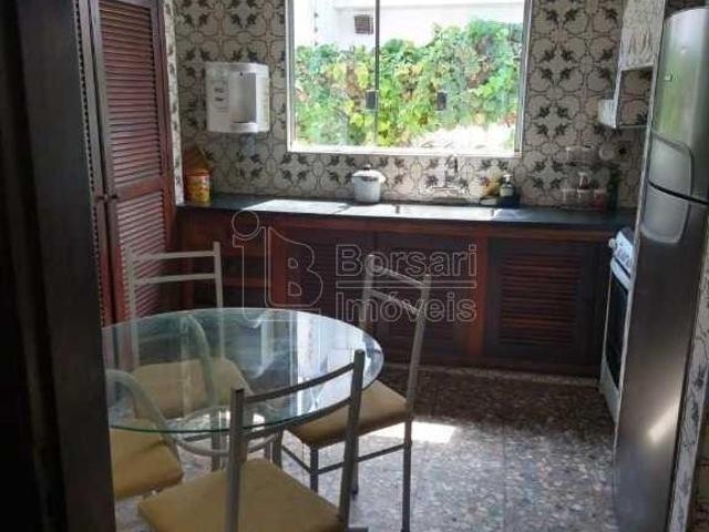 Casa para venda em Centro de 245.00m² com 4 Quartos e 5 Garagens