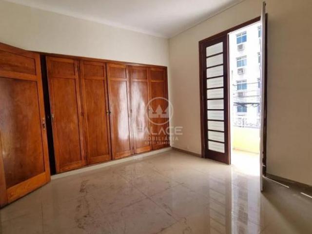 Casa para venda em Centro de 246.00m² com 3 Quartos, 1 Suite e 4 Garagens