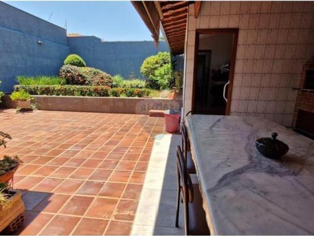 Casa para venda em Centro de 252.00m² com 5 Quartos, 2 Suites e 5 Garagens