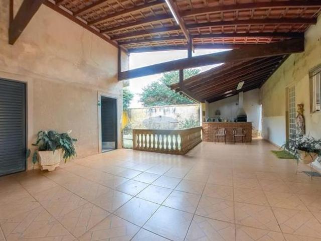 Casa para venda em Centro de 262.00m² com 5 Quartos e 4 Garagens