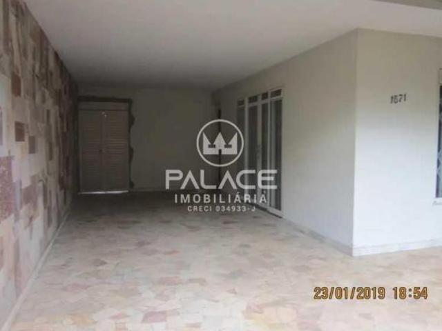 Casa para venda em Centro de 270.00m² com 5 Quartos, 3 Suites e 4 Garagens