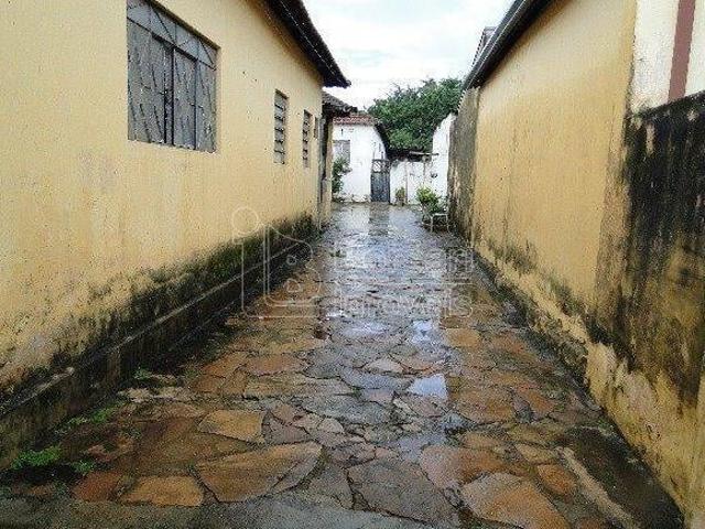 Casa para venda em Centro de 270.00m² com 6 Quartos e 5 Garagens