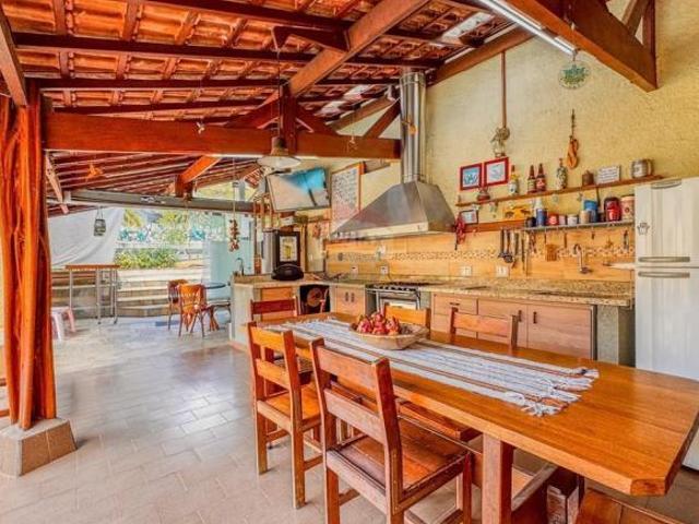 Casa para venda em Centro de 271.00m² com 3 Quartos, 2 Suites e 2 Garagens