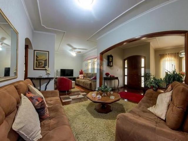 Casa para venda em Centro de 289.23m² com 3 Quartos, 2 Suites e 4 Garagens