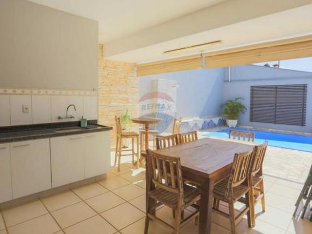 Casa para venda em Centro de 297.34m² com 4 Quartos, 2 Suites e 4 Garagens