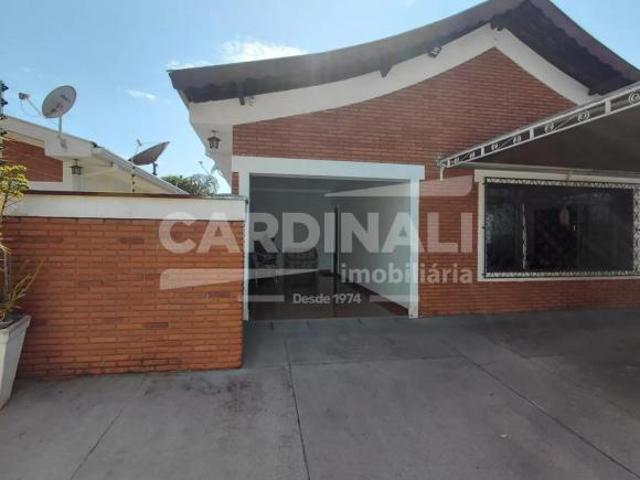 Casa para venda em Centro de 238.00m² com 3 Quartos, 1 Suite e 5 Garagens