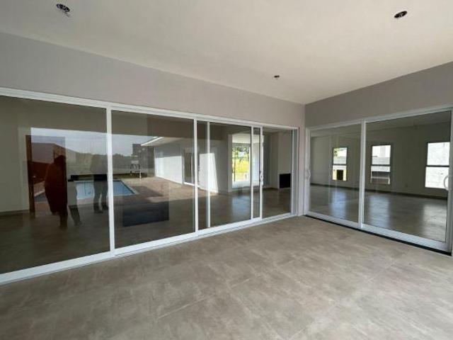 Casa para venda em Centro de 321.00m² com 3 Quartos, 3 Suites e 4 Garagens
