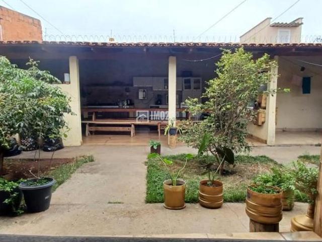 Casa para Venda em Abadia de Goiás, 2 dormitórios, 1 suíte, 3 banheiros, 4 vagas