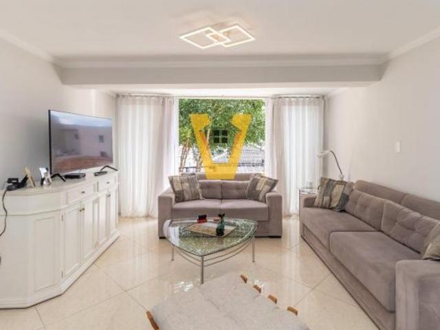 Casa para venda em Água Fria com 4 quartos, sendo 3 suítes, 243m²
