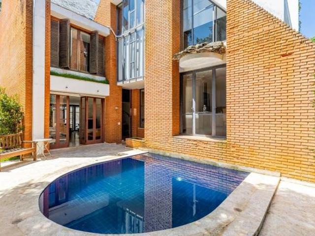 Casa para venda em Alto de Pinheiros com 4 quartos, sendo 4 suítes, 376m²