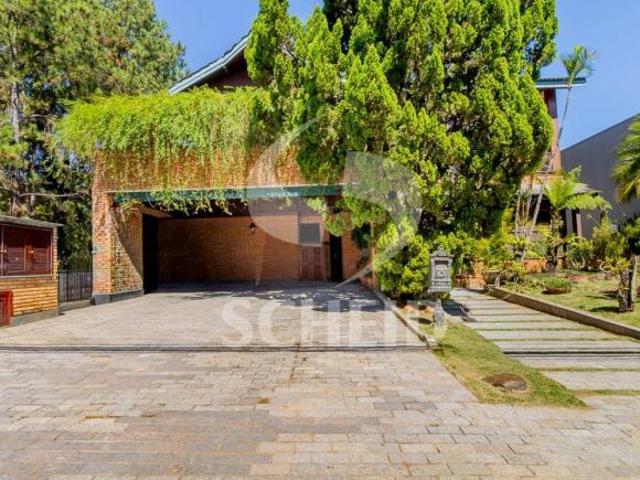 Casa a venda de 852,00m² útil, com 5 quartos e 4 vagas em Alphaville !