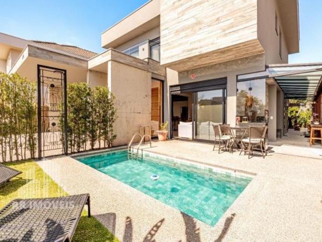 Casa para venda em Alphaville de 330.00m² com 5 Quartos, 4 Suites e 4 Garagens