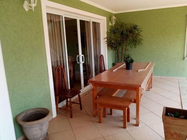 Casa para venda em Bosque de 360.00m² com 4 Quartos, 2 Suites e 5 Garagens