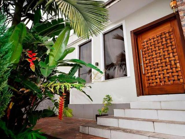 Casa para venda em Bacacheri de 450.00m² com 6 Quartos, 3 Suites e 4 Garagens