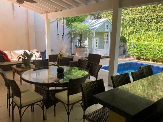 Casa para venda em Bairro Das Palmeiras de 460.00m² com 4 Quartos, 4 Suites e 6 Garagens