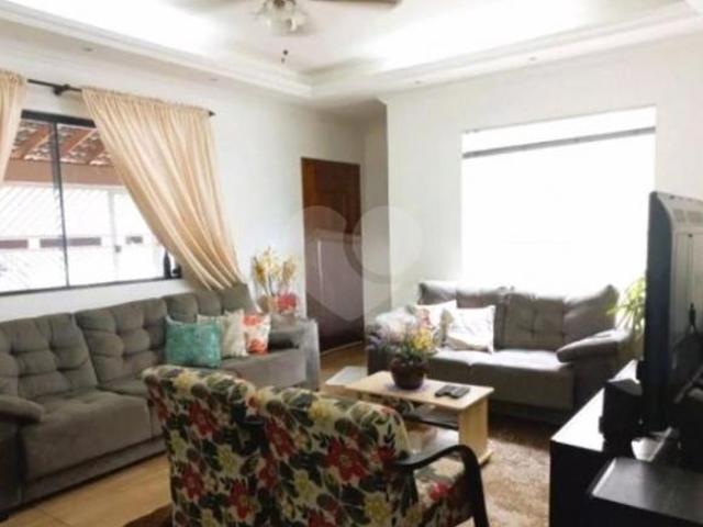 Casa para venda em Bairro Inválido de 220.00m² com 3 Quartos, 1 Suite e 2 Garagens