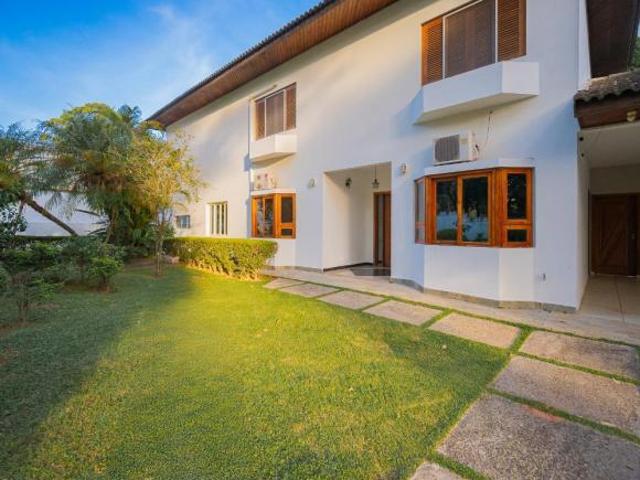 Casa para venda em Granja Viana com 4 quartos, sendo 3 suítes, 465m²