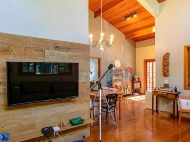 Casa para venda em Granja Viana com 4 quartos, sendo 2 suítes, 350m²