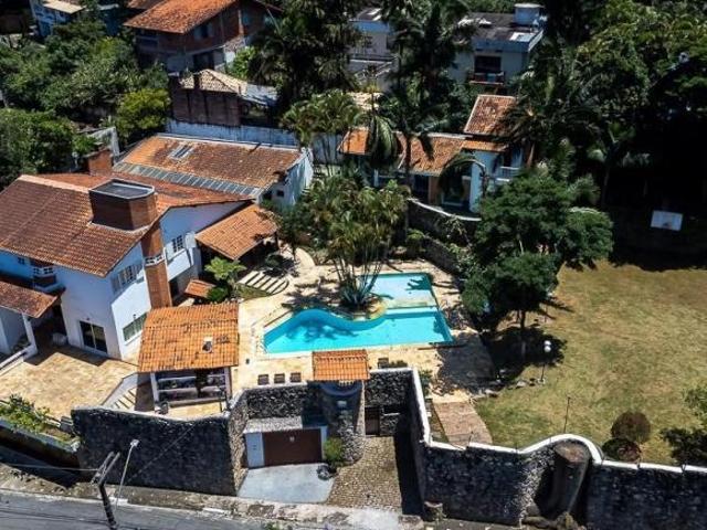 Casa para venda em Granja Viana com 6 quartos, sendo 4 suítes, 708m²
