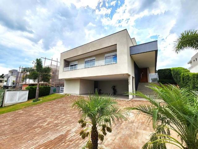 Casa para venda em Granja Viana de 303.95m² com 3 Quartos, 3 Suítes e 9 Garagens