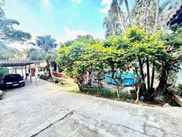 Casa para venda em Granja Viana de 324.00m² com 4 Quartos, 2 Suites e 6 Garagens