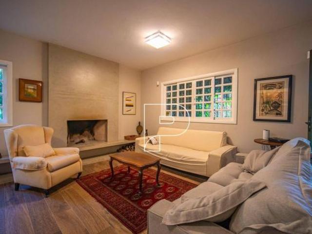 Casa para venda em Granja Viana de 420.00m² com 8 Quartos, 3 Suites e 7 Garagens