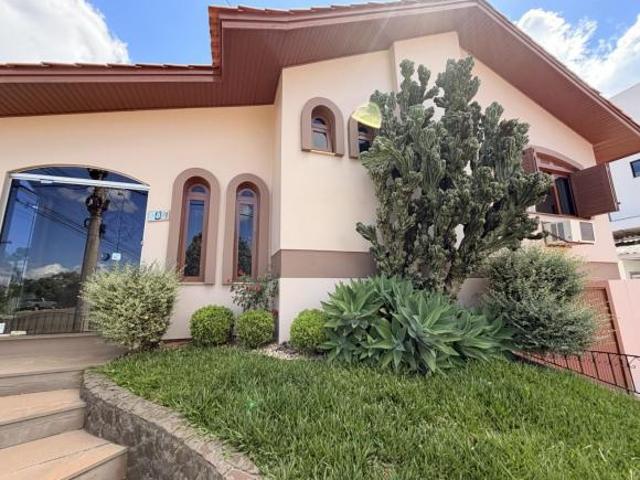 Casa para Venda em Erechim, Centro, 3 dormitórios, 1 suíte, 4 banheiros, 4 vagas