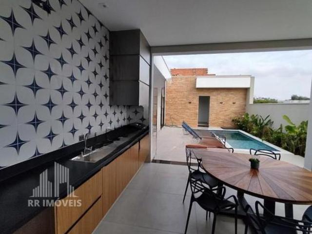 Casa para venda em Fazenda Santa Lúcia de 270.00m² com 3 Quartos, 3 Suites e 4 Garagens