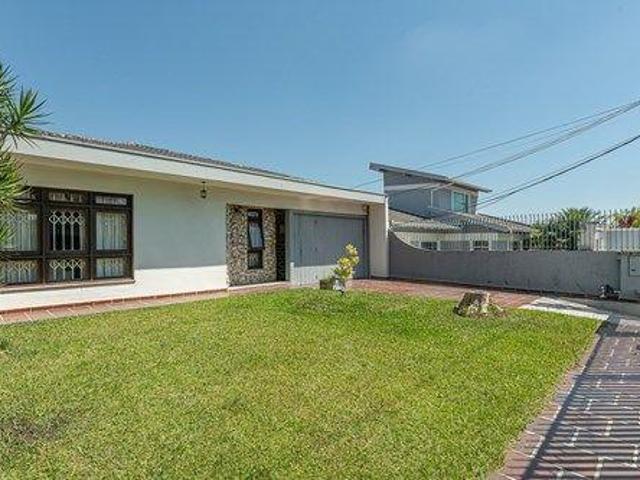 Casa para venda em Fanny de 264.00m² com 4 Quartos e 5 Garagens