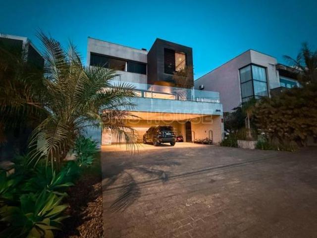 Casa para Venda em Jandira, Jardim do Golf I, 4 dormitórios, 2 suítes, 4 banheiros, 9 vagas