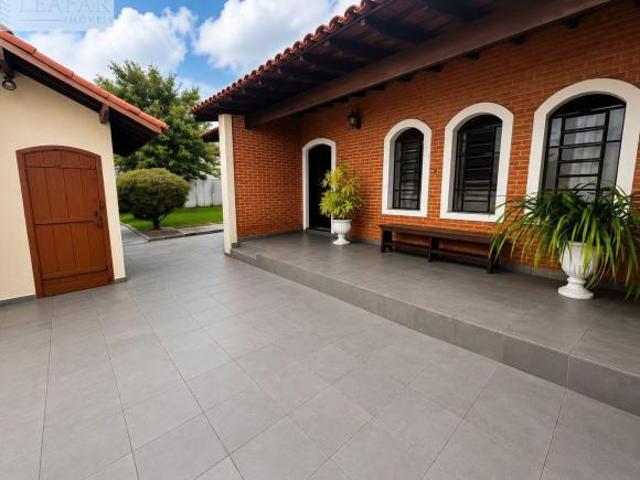 Casa para venda em Jardim Medina de 295.00m² com 2 Quartos e 2 Garagens