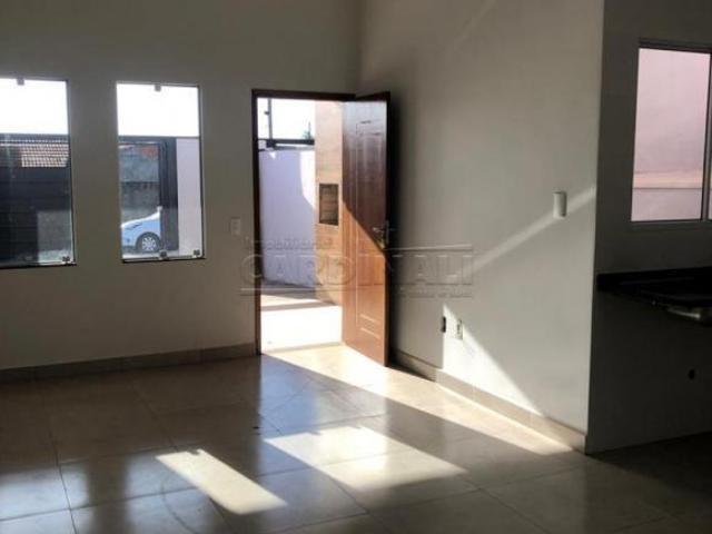 Casa para venda em Jardim Menzani de 84.00m² com 2 Quartos, 1 Suite e 1 Garagem
