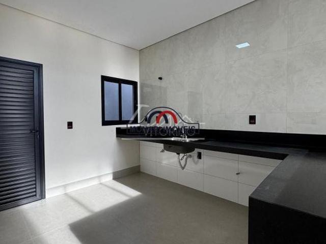 Casa para venda em Jardim Aranha Oliveira de 250.00m² com 3 Quartos, 1 Suite e 4 Garagens