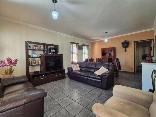 Casa para venda em Jardim Botânico de 169.00m² com 3 Quartos, 1 Suite e 4 Garagens