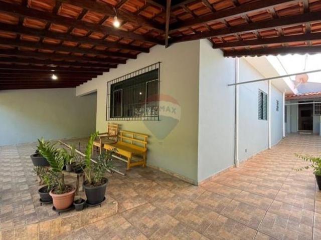 Casa para venda em Jardim Camboriú de 228.00m² com 5 Quartos, 2 Suites e 2 Garagens