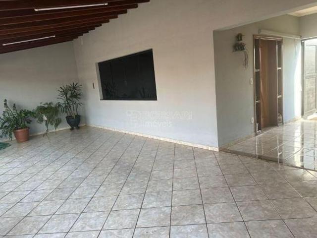 Casa para venda em Jardim Das Estações vila Xavier de 239.00m² com 2 Quartos e 2 Garagens