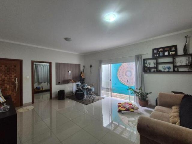 Casa para venda em Jardim Eliana de 240.00m² com 3 Quartos, 1 Suite e 2 Garagens
