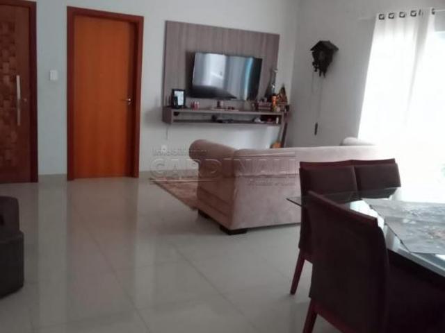 Casa para venda em Jardim Eliana de 241.00m² com 3 Quartos, 1 Suite e 3 Garagens