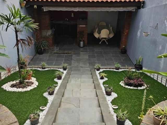 Casa para venda em Jardim Emília de 266.00m² com 3 Quartos, 1 Suite e 4 Garagens