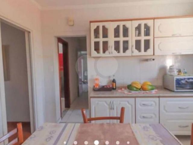 Casa para venda em Jardim Estádio de 223.00m² com 4 Quartos, 2 Suites e 2 Garagens