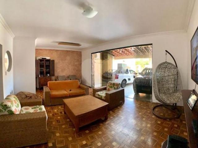 Casa para venda em Jardim Estádio de 268.00m² com 3 Quartos, 1 Suite e 3 Garagens