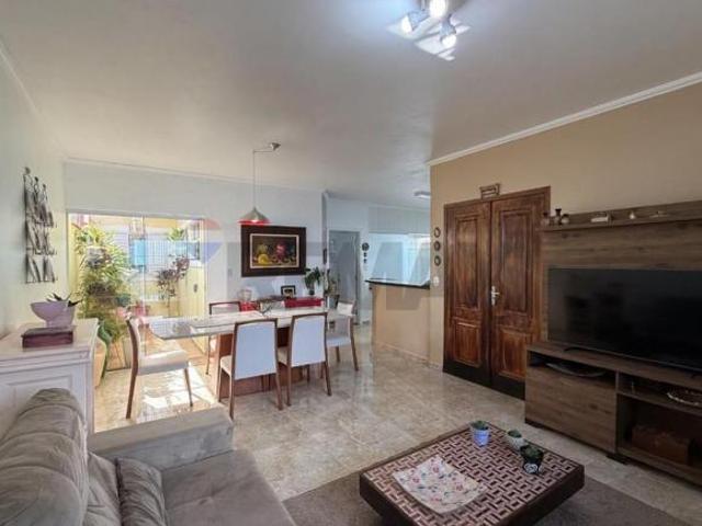 Casa para venda em Jardim Itamarati de 205.00m² com 3 Quartos, 2 Suites e 2 Garagens